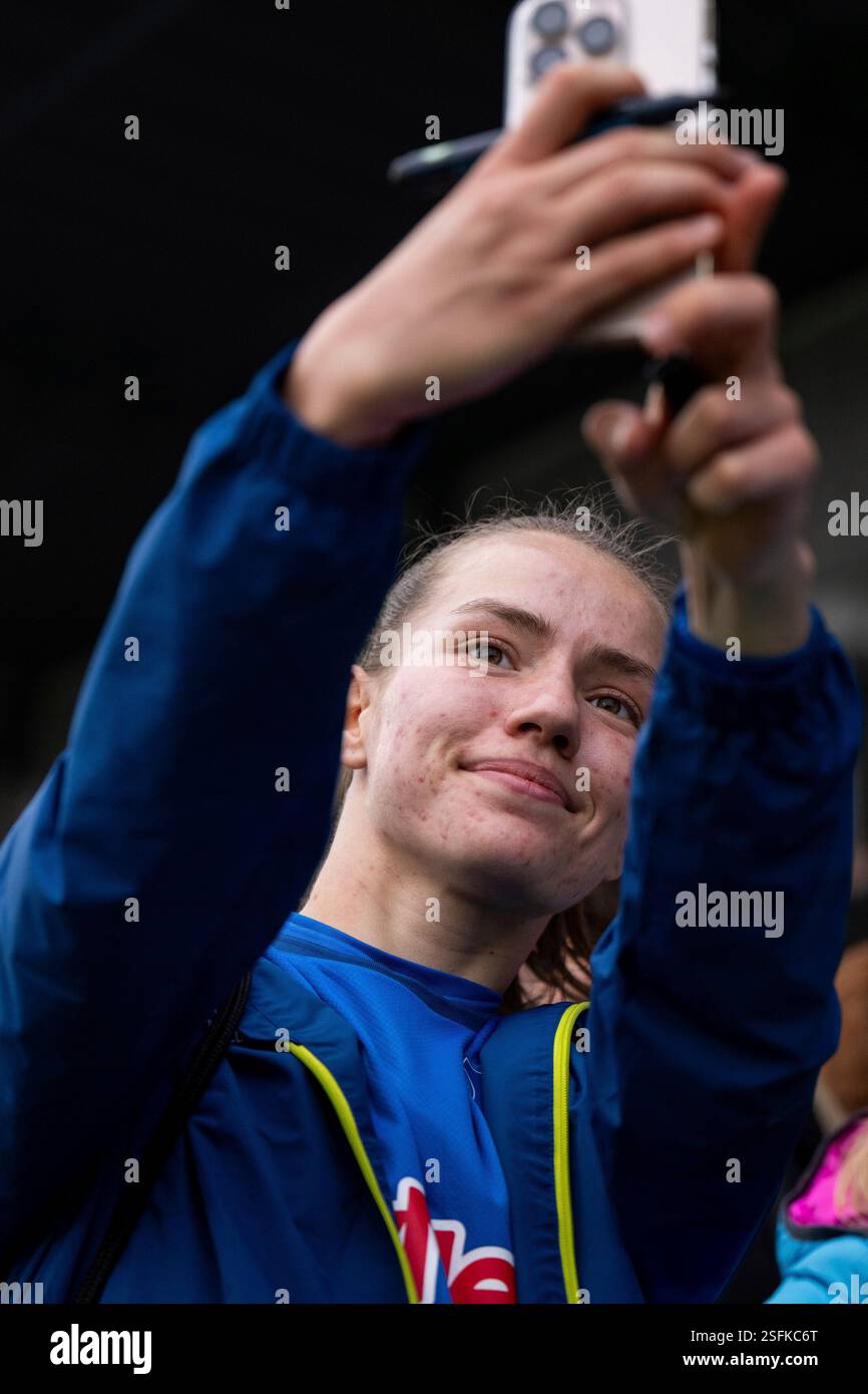 Sara Ritter (TSG Hoffenheim, #22) macht Selfies mit den Fans, GER, TSG ...