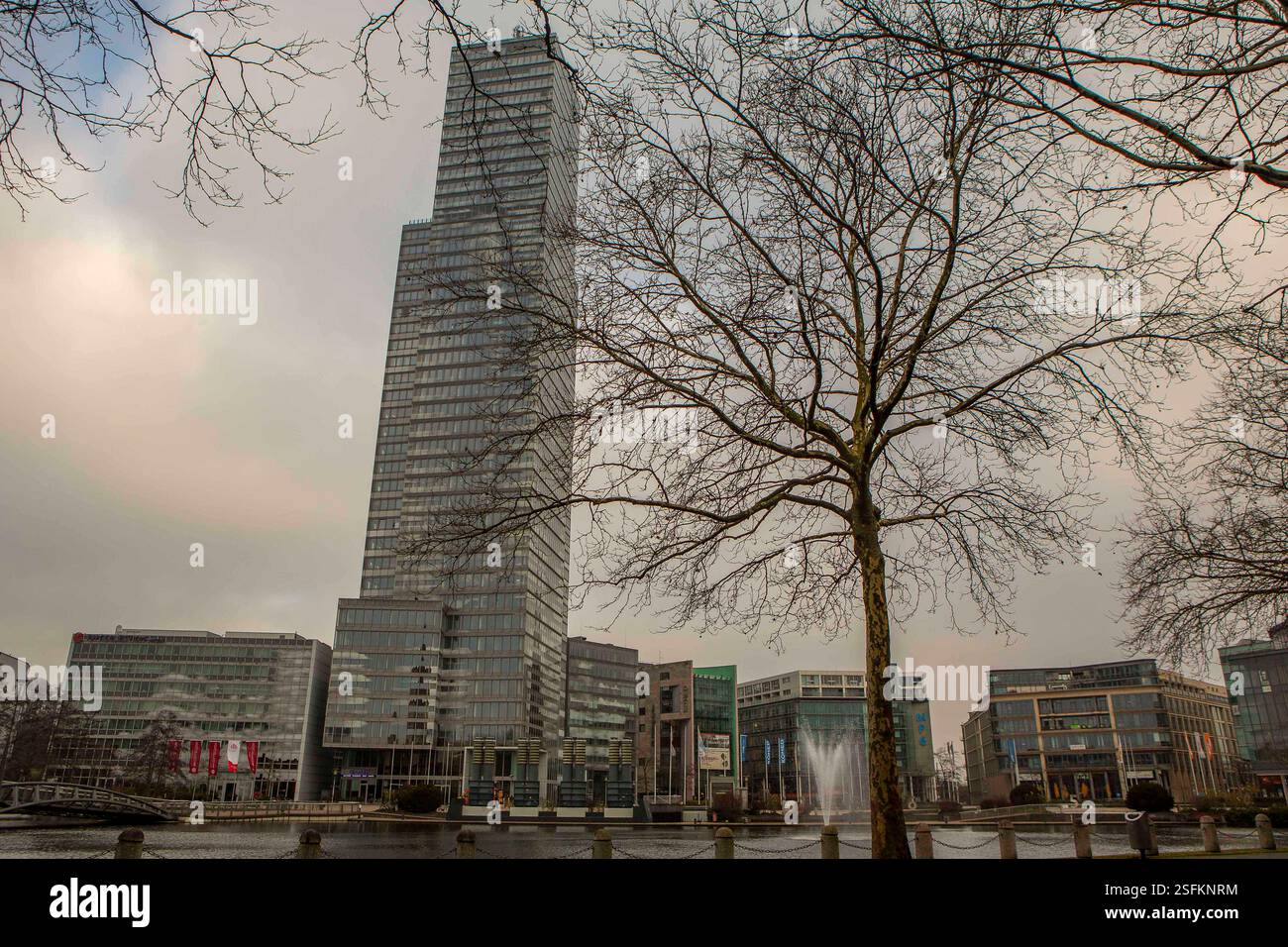 Der Kölnturm ist mit 148,1 Metern 165,5 Meter mit Antenne das höchste ...