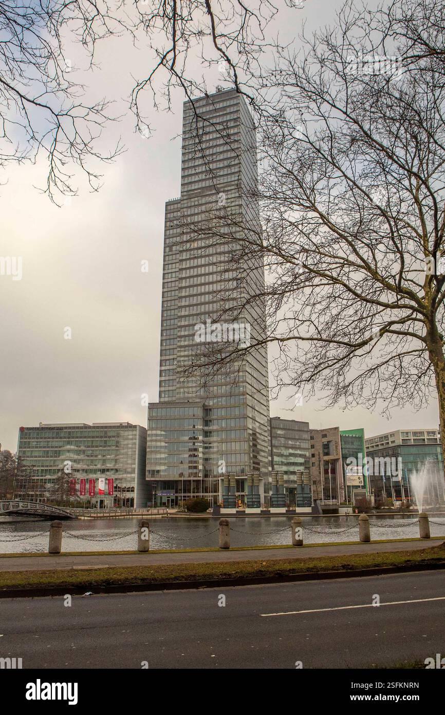 Der Kölnturm ist mit 148,1 Metern 165,5 Meter mit Antenne das höchste ...