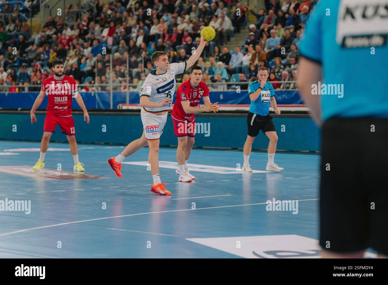 Bietigheim, Deutschland. 09th Feb, 2025. Domen Novak (HSG Wetzlar, #75 ...