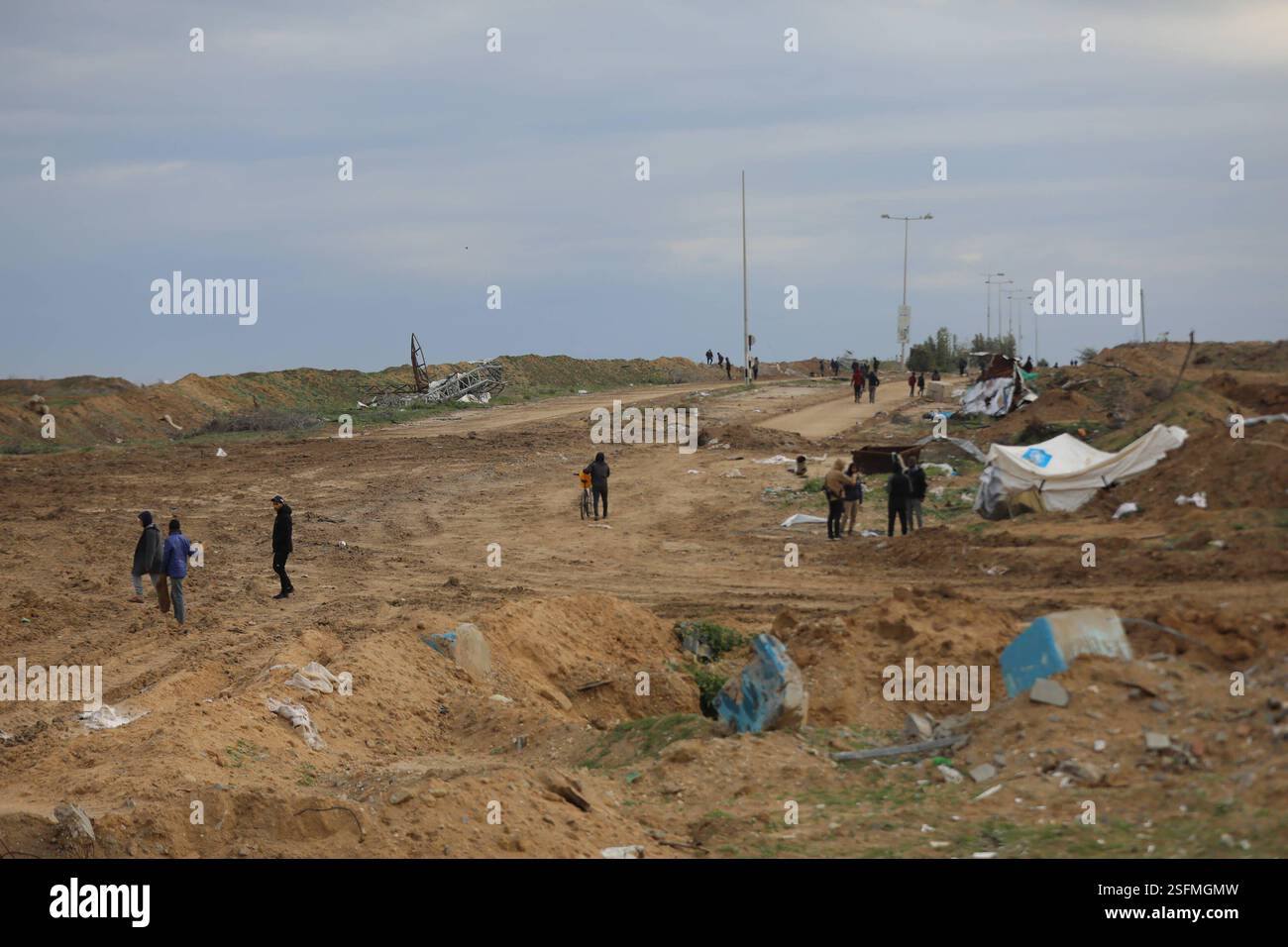 Displaced Palestinians cross the Netzarim corridor as they make their ...