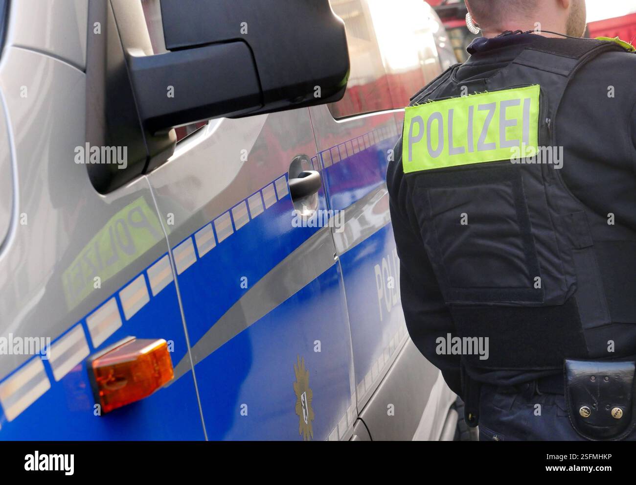 09.02.2025, Berlin - Deutschland. Polizist im Einsatz. *** 09 02 2025 ...