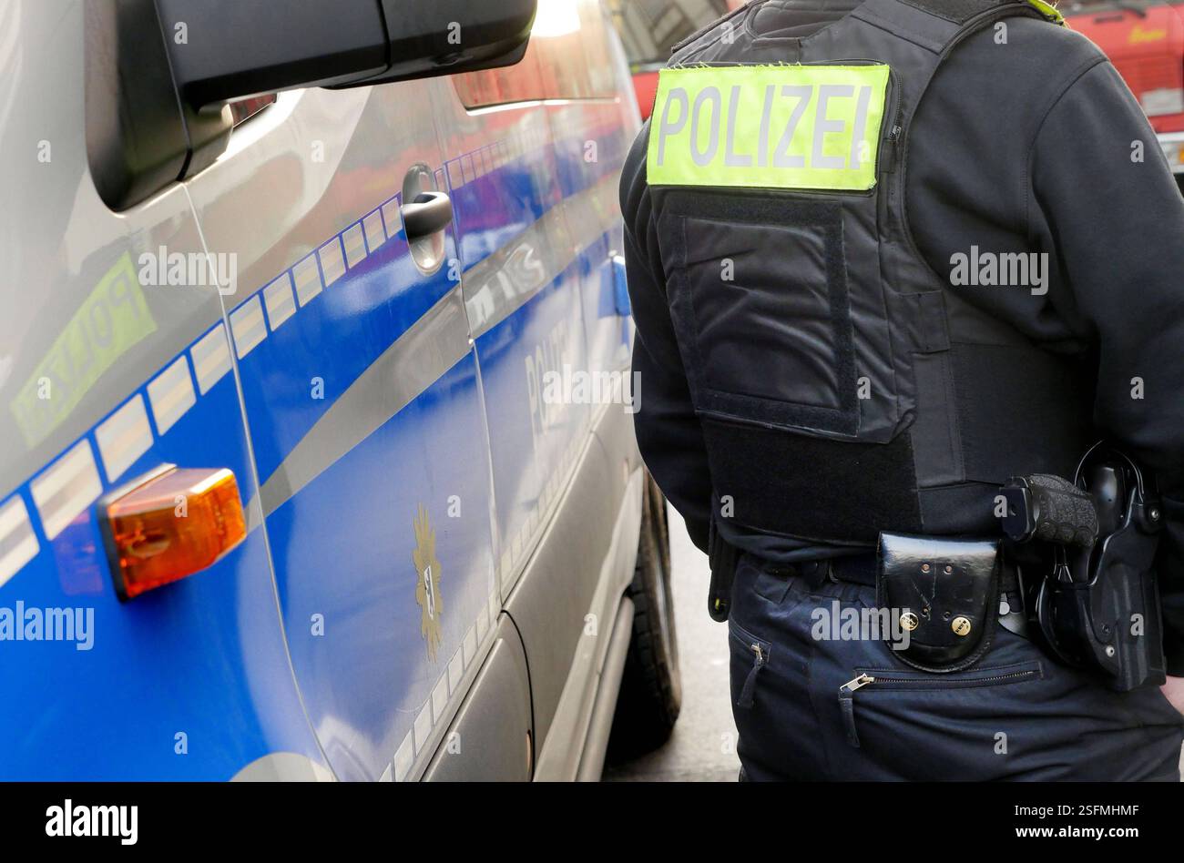 09.02.2025, Berlin - Deutschland. Polizist im Einsatz. *** 09 02 2025 ...