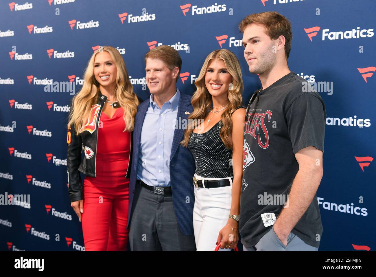 New Orleans, USA. 08th Feb, 2025. Gracie Hunt, Clark Hunt, Ava Hunt ...