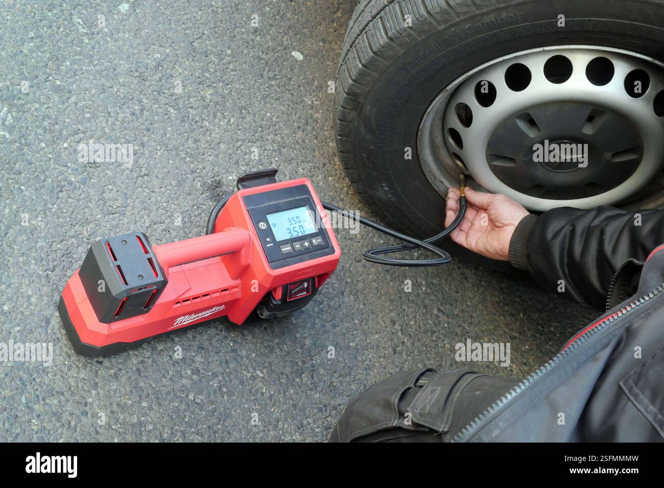 09.02.2025, Berlin - Deutschland. Kompressor zum Reifen aufpumpen ...