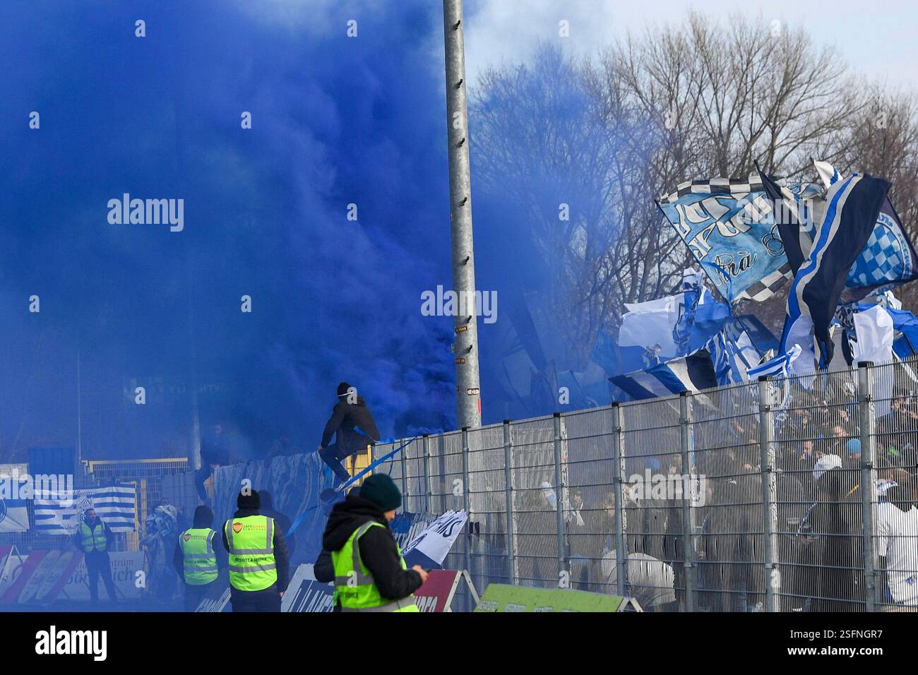 Die Fans von Duisburg zünden Pyrotechnik, Stimmung im Stadion ...
