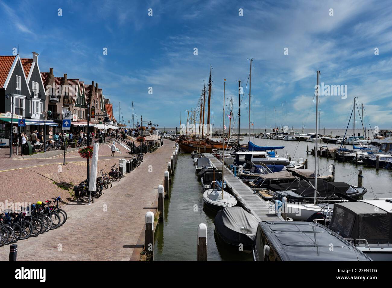 Boats port volendam netherlands hi-res stock photography and images - Alamy
