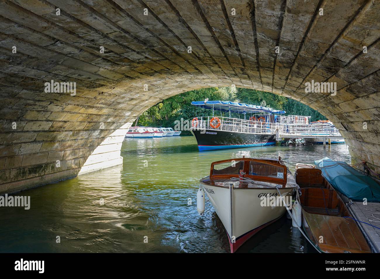 Boats beneath and beyond Folly Bridge, Oxford, Oxfordshire Stock Photo ...