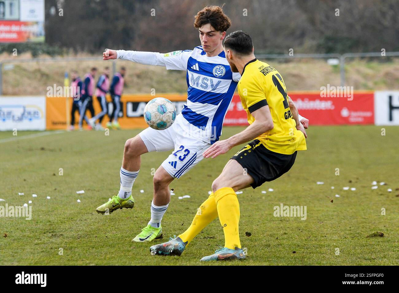 v.li.: Simon Symalla (MSV Duisburg, 23), Michael Gardawski (Eintracht ...