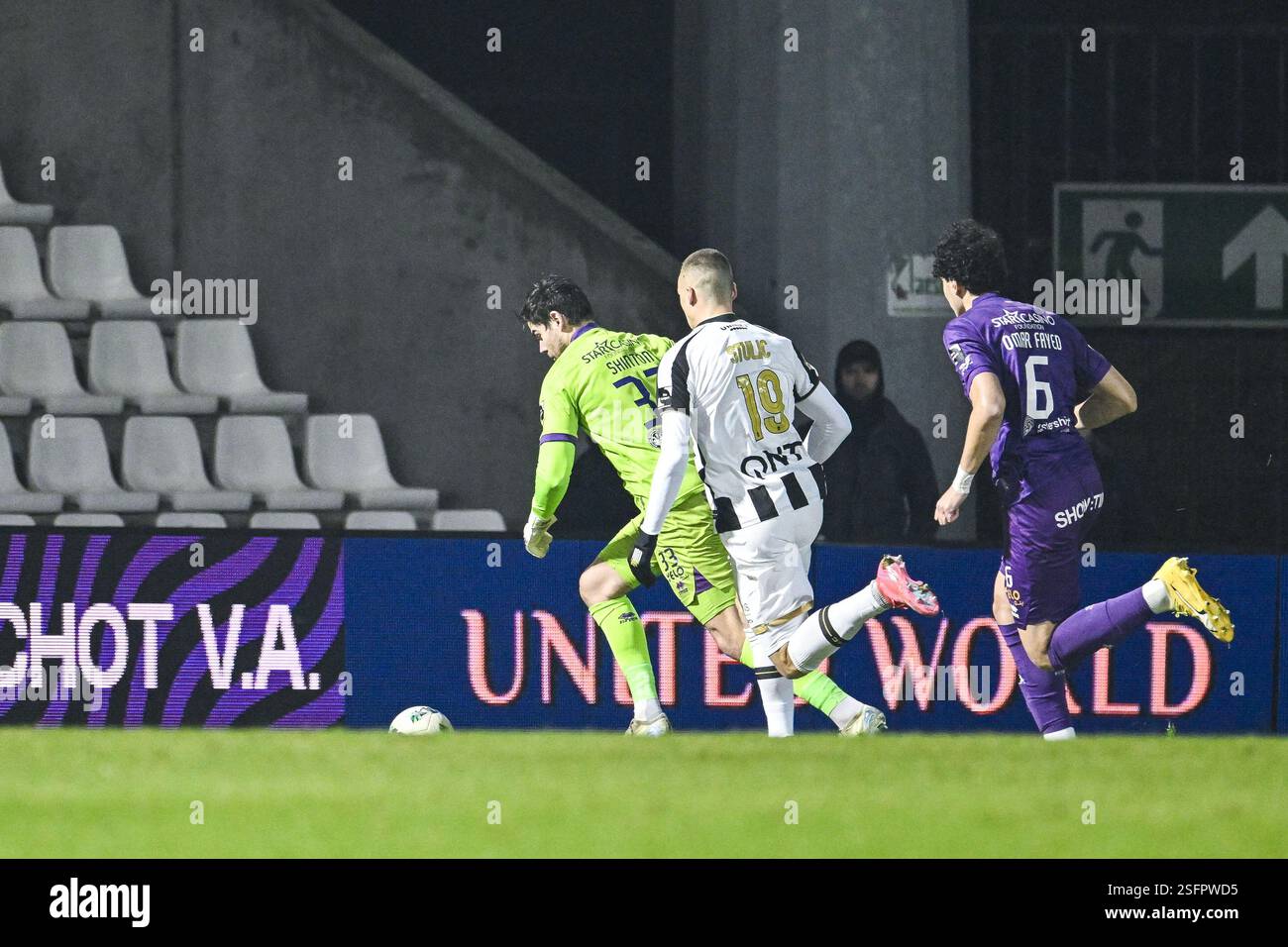 Antwerp, Belgium. 09th Feb, 2025. Beerschot's goalkeeper Nick Shinton ...