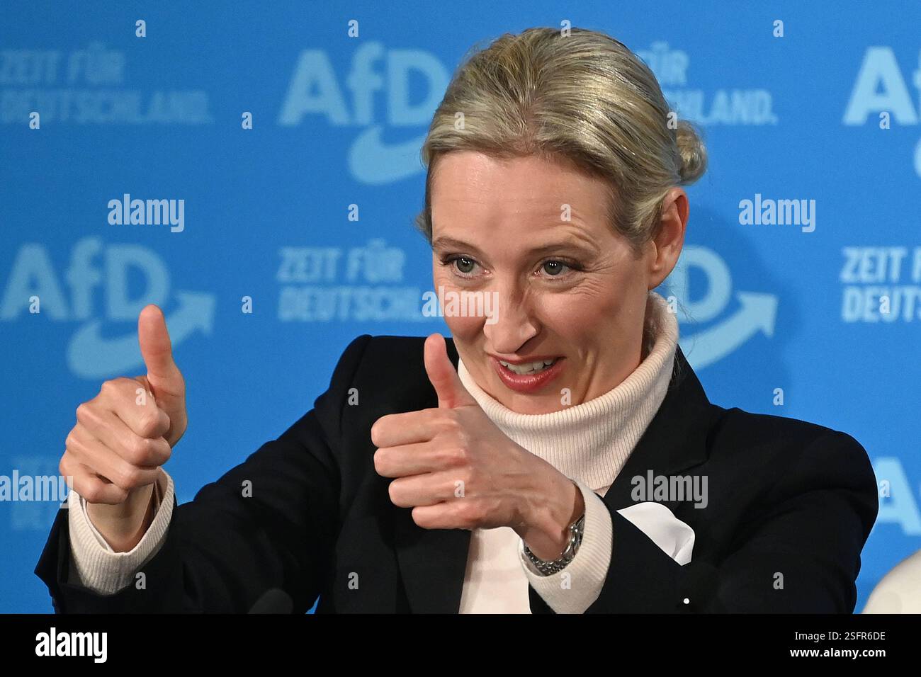 Alice Weidel Kanzlerkandidatin der AfD bei ihrer Rede,thumbs up,Daumen ...