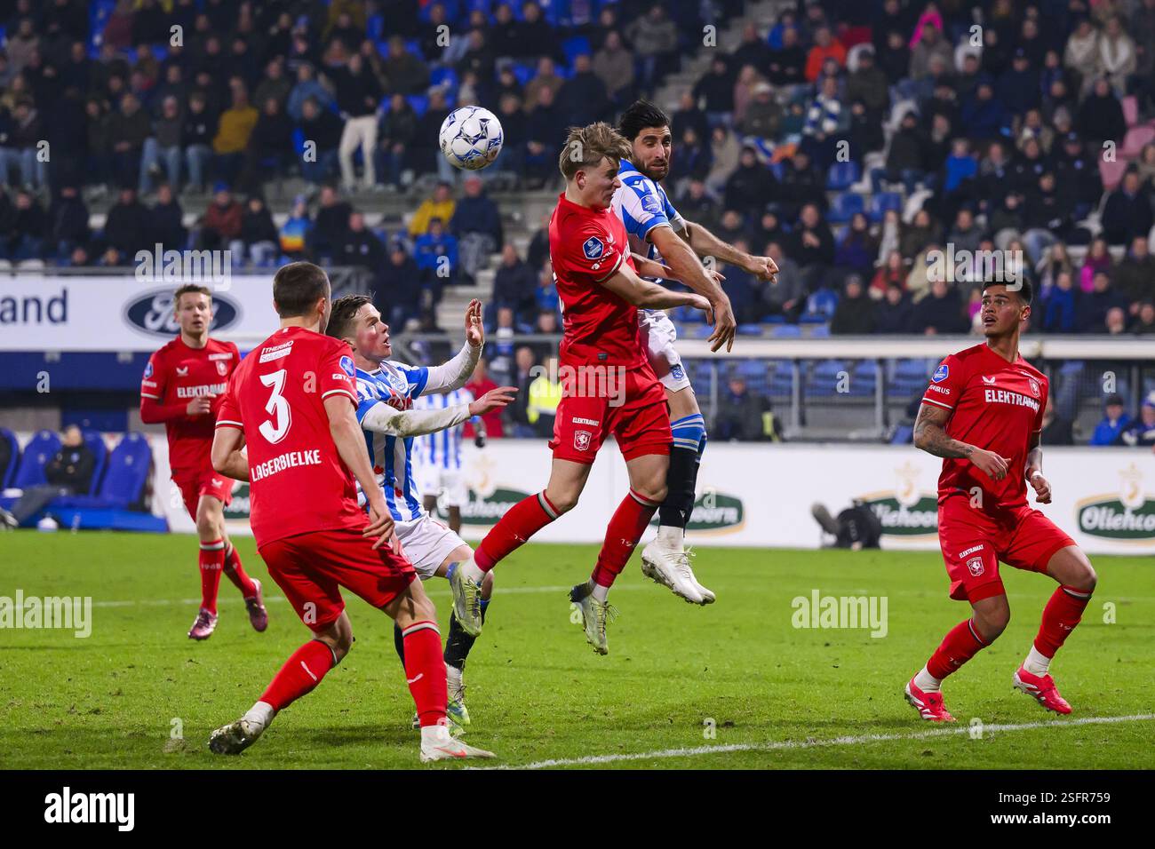 HEERENVEEN - (l-r) Max Bruns of FC Twente, Alireza Jahanbakhsh of SC Heerenveen during the Dutch ...