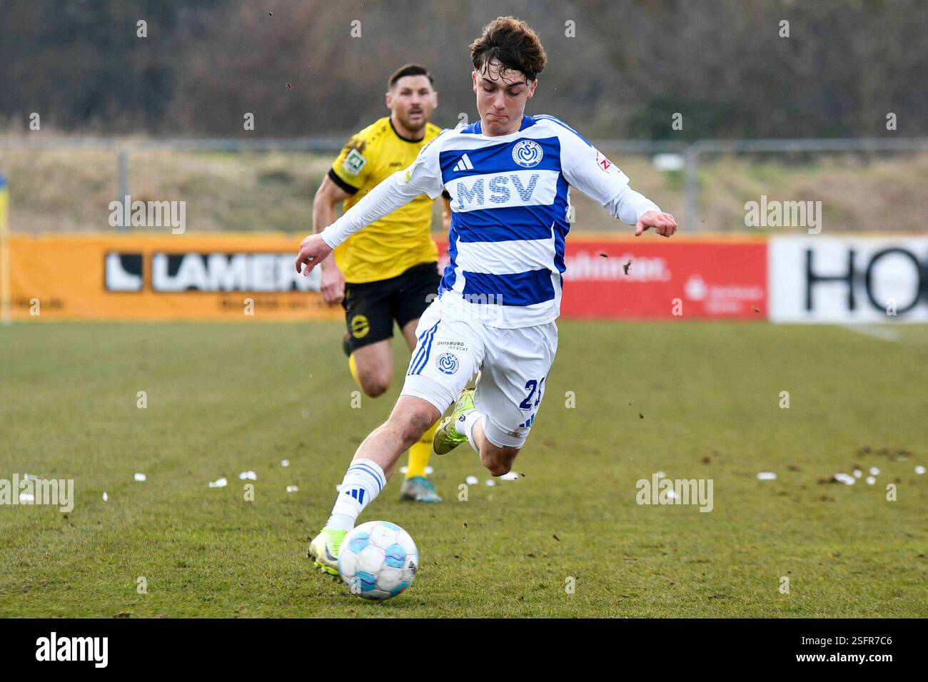 Simon Symalla (MSV Duisburg, 23), am Ball, Spielszene Freisteller ...