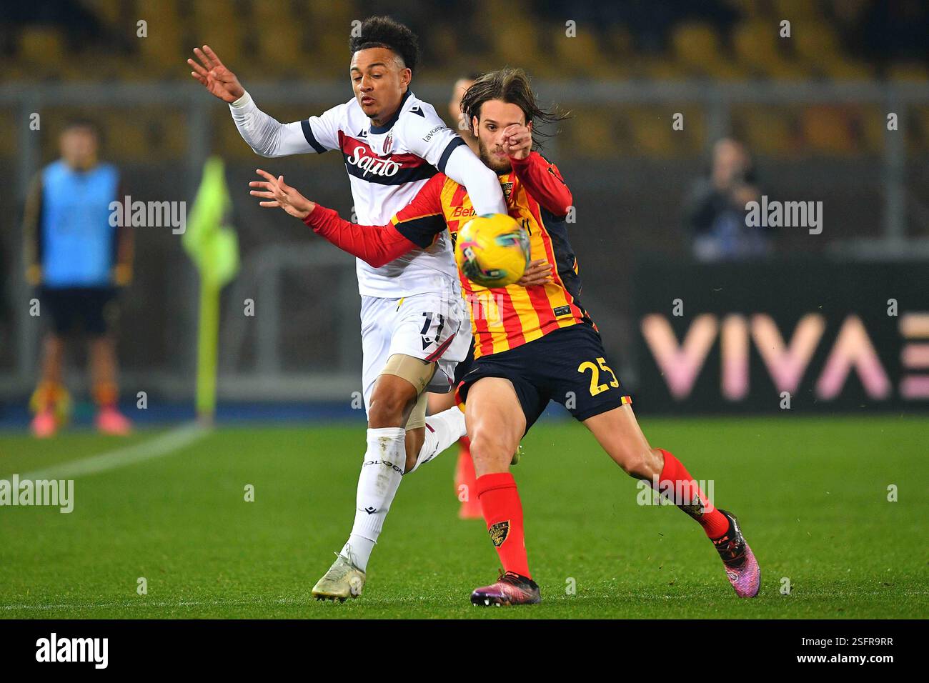 Lecce's Antonino Gallo, right, and Bologna's Dan Ndoye vie for the ball ...