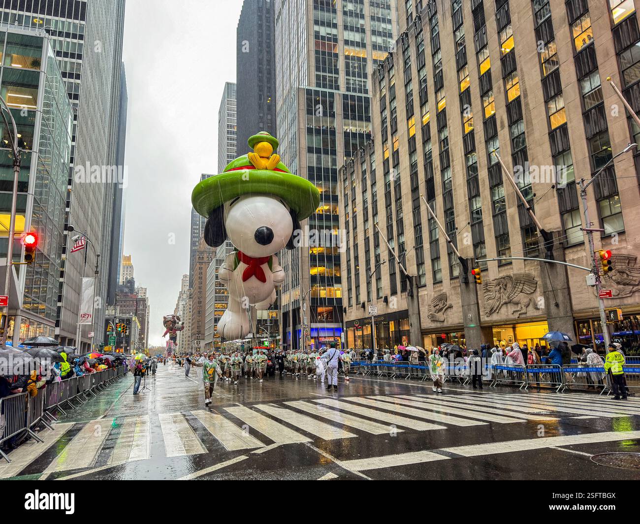 Snoopy and woodstock hi-res stock photography and images - Alamy