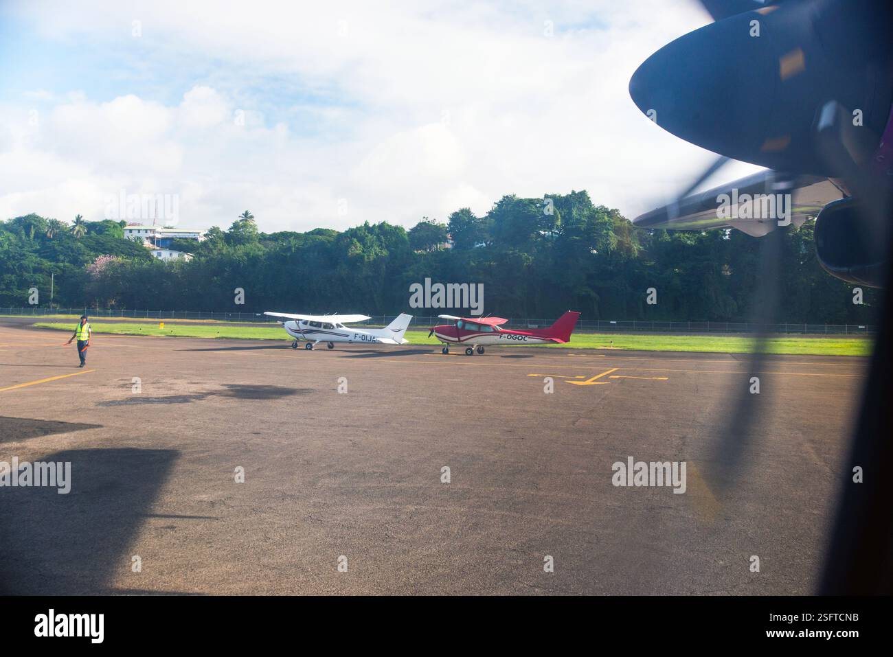 Runway strip hi-res stock photography and images - Alamy