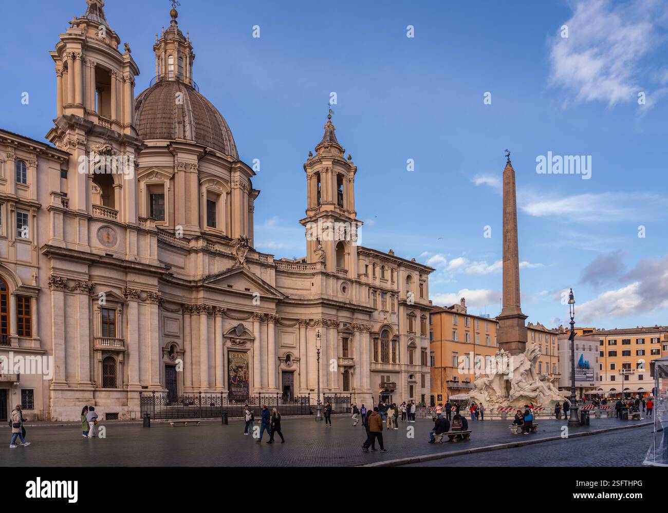 Tourists obelisk fountain piazza hi-res stock photography and images ...