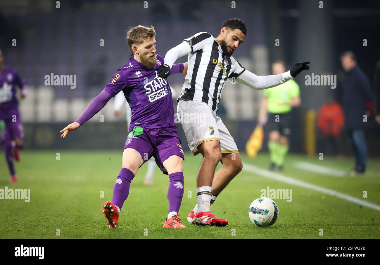 Antwerp, Belgium. 09th Feb, 2025. Beerschot's Tom Reyners and Charleroi ...