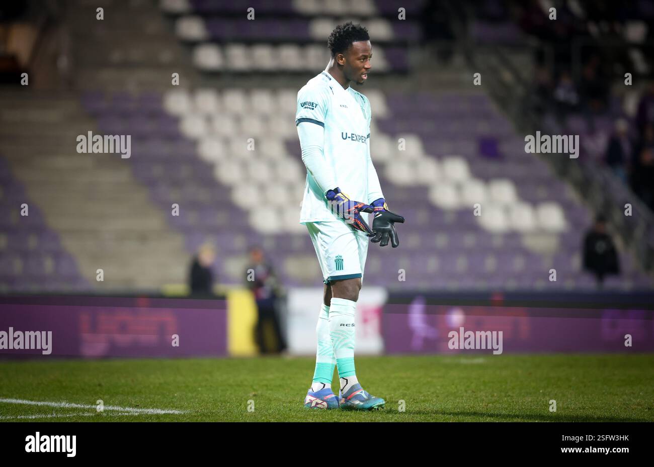 Antwerp, Belgium. 09th Feb, 2025. Beerschot's Tom Reyners and Charleroi ...
