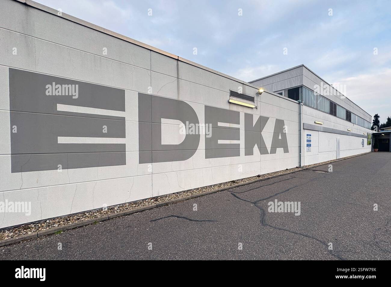09.02.2025 xsvx, Wirtschaft Edeka emwir , v.l. Logo, Schriftzug, Edeka ...