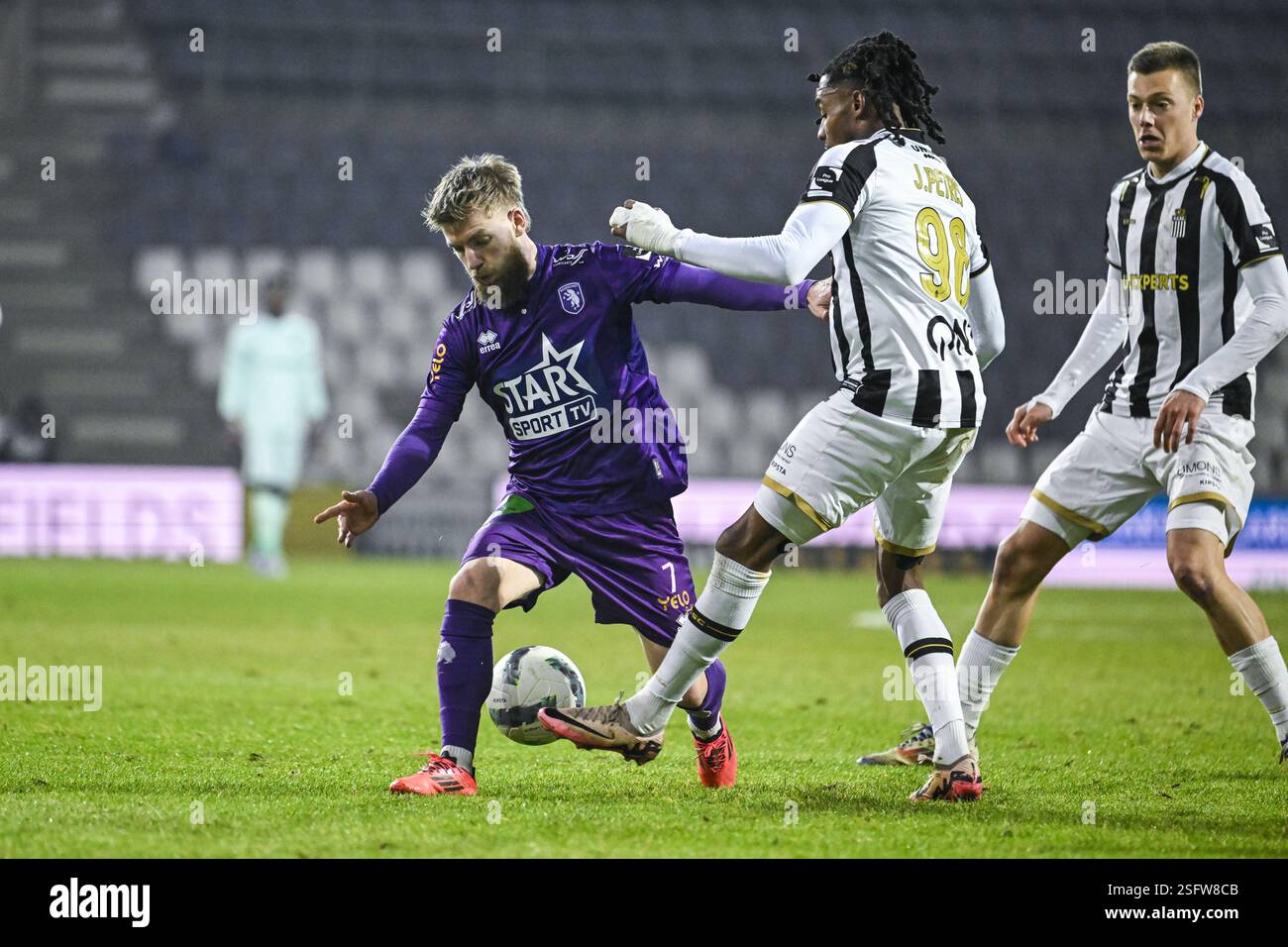 Antwerp, Belgium. 09th Feb, 2025. Beerschot's Tom Reyners and Charleroi ...