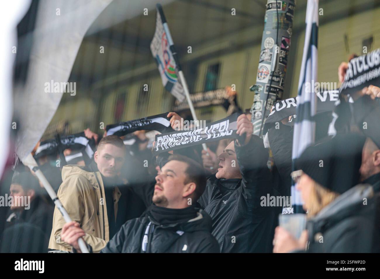 Fans mit SC Verl Fanschals auf der Tribuene GER, SC Verl vs. Hannover ...