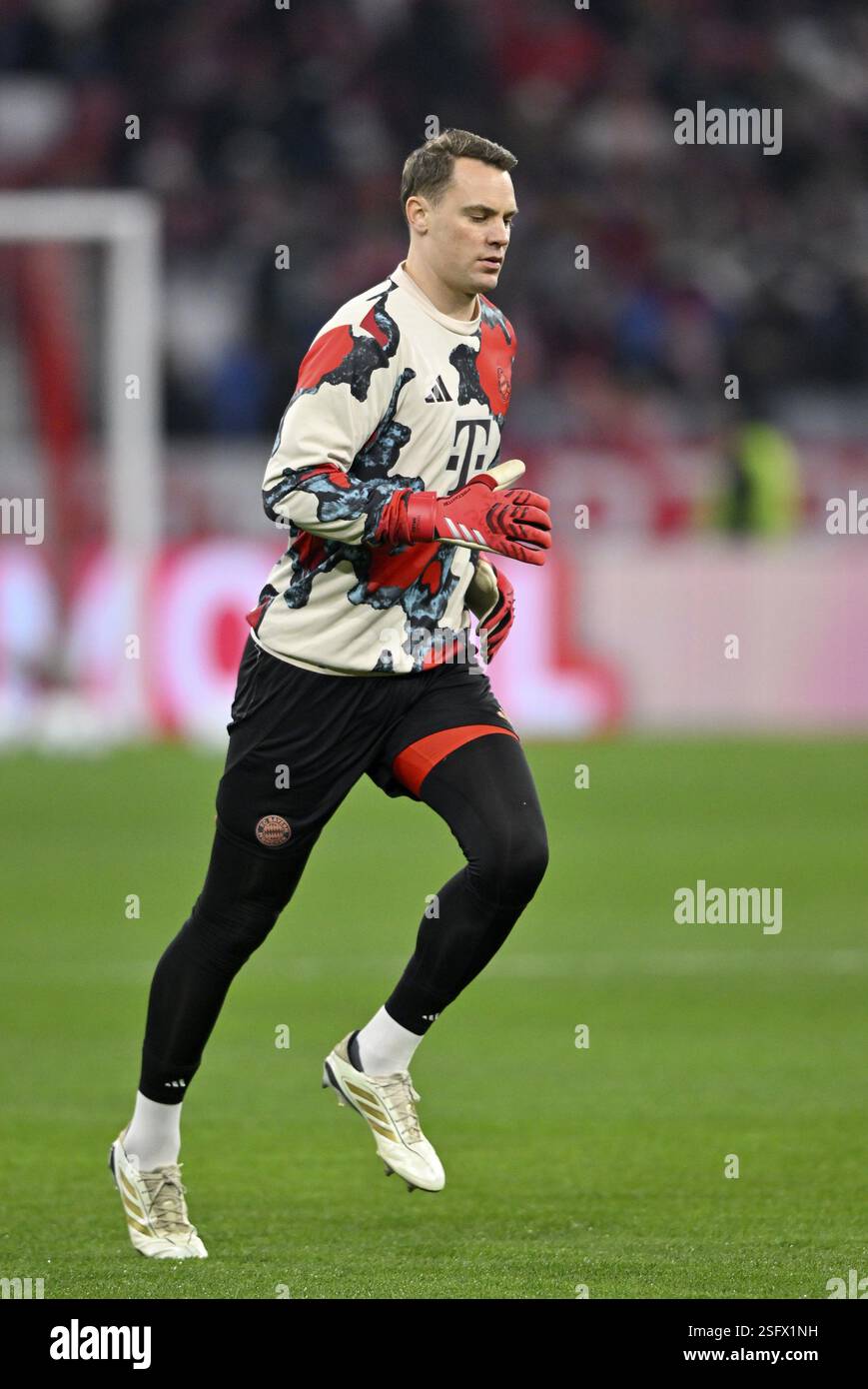 Goalkeeper Manuel Neuer FC Bayern Munich FCB (01) Warm-up training ...