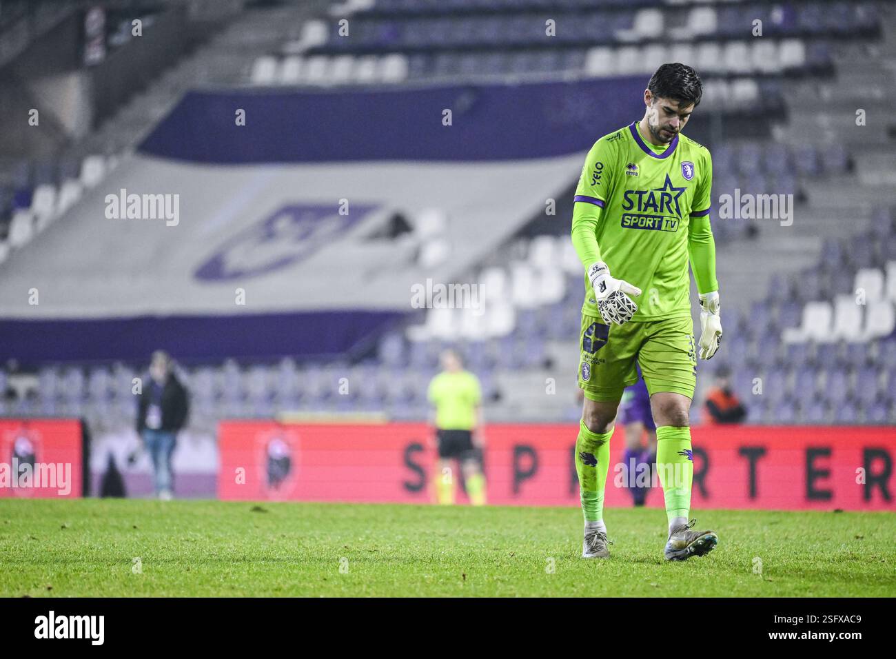Antwerp, Belgium. 09th Feb, 2025. Beerschot's goalkeeper Nick Shinton ...