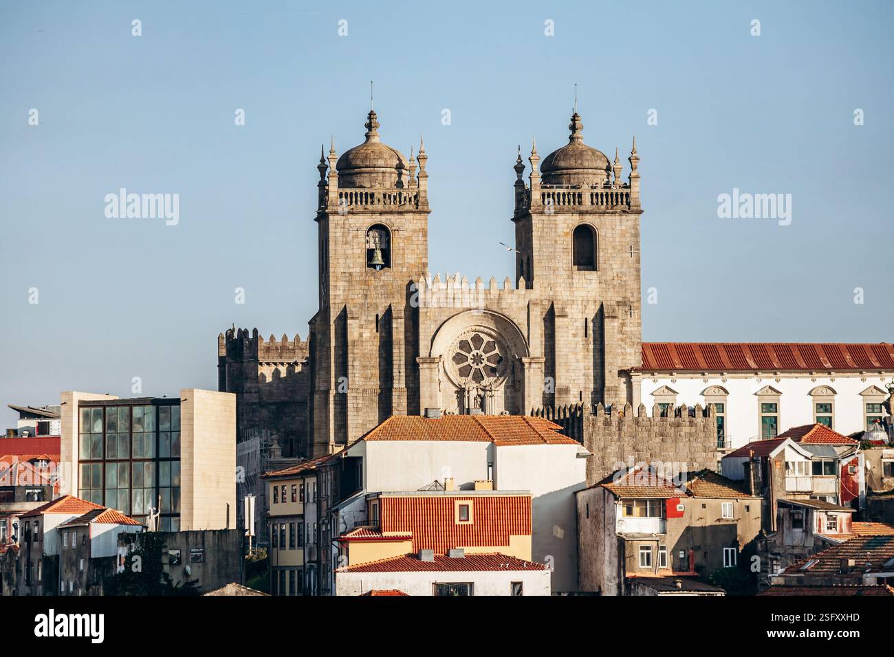 Evening view of the Porto Cathedral from Miradouro da Vitoria Stock ...