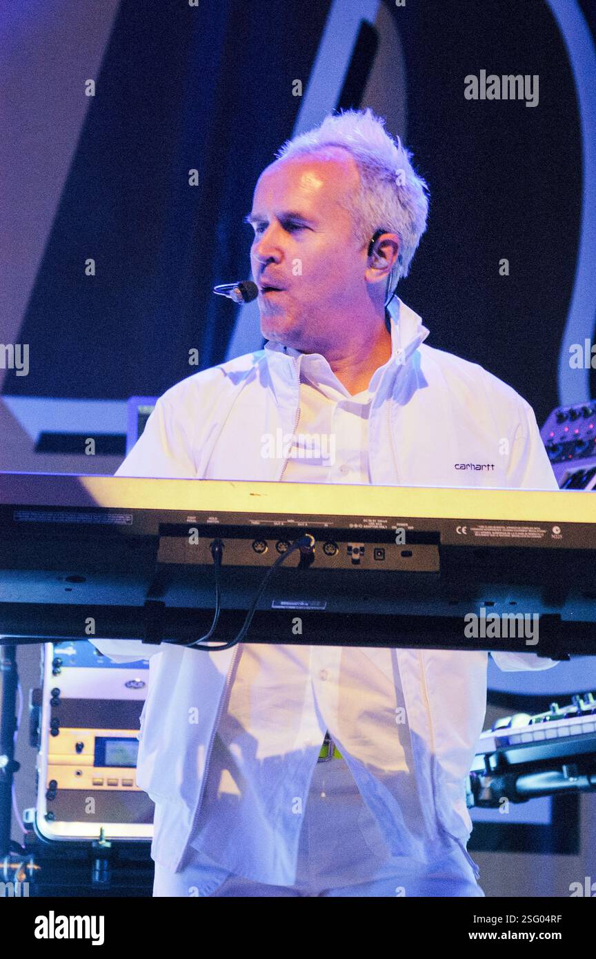 HOWARD JONES, CONCERT, 20024: 80s synth pop legend Howard Jones playing ...