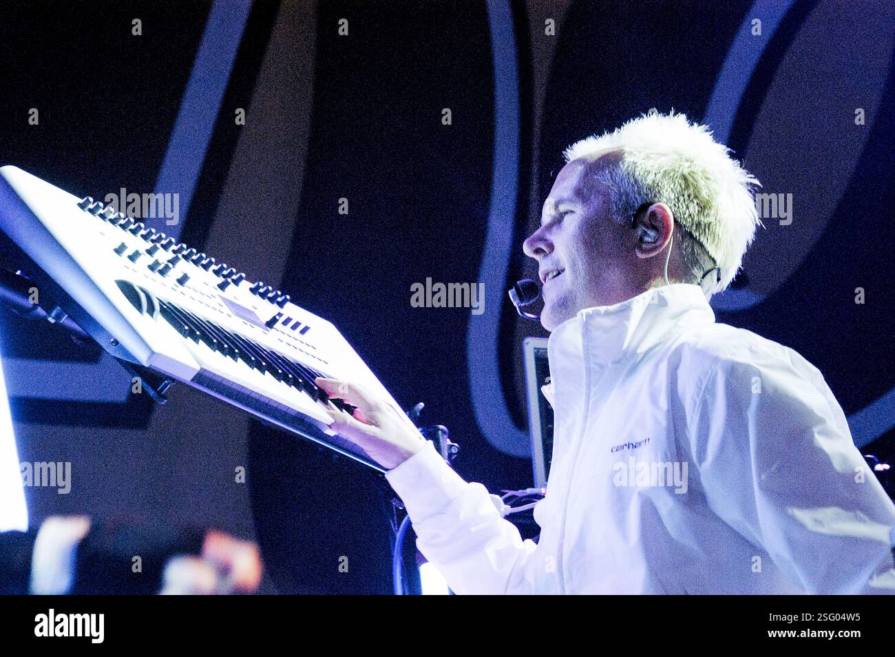 HOWARD JONES, CONCERT, 20024: 80s synth pop legend Howard Jones playing ...