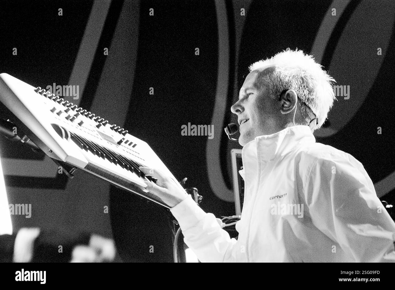 HOWARD JONES, CONCERT, 20024: 80s synth pop legend Howard Jones playing ...