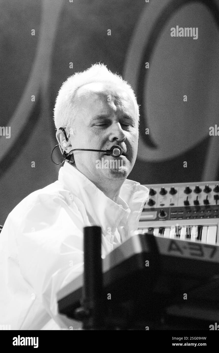 HOWARD JONES, CONCERT, 20024: 80s synth pop legend Howard Jones playing ...