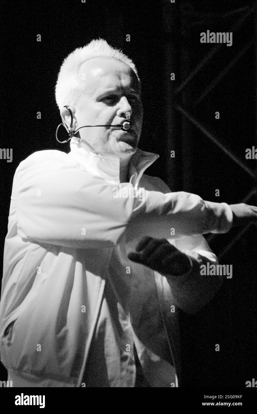 HOWARD JONES, CONCERT, 20024: 80s synth pop legend Howard Jones playing ...