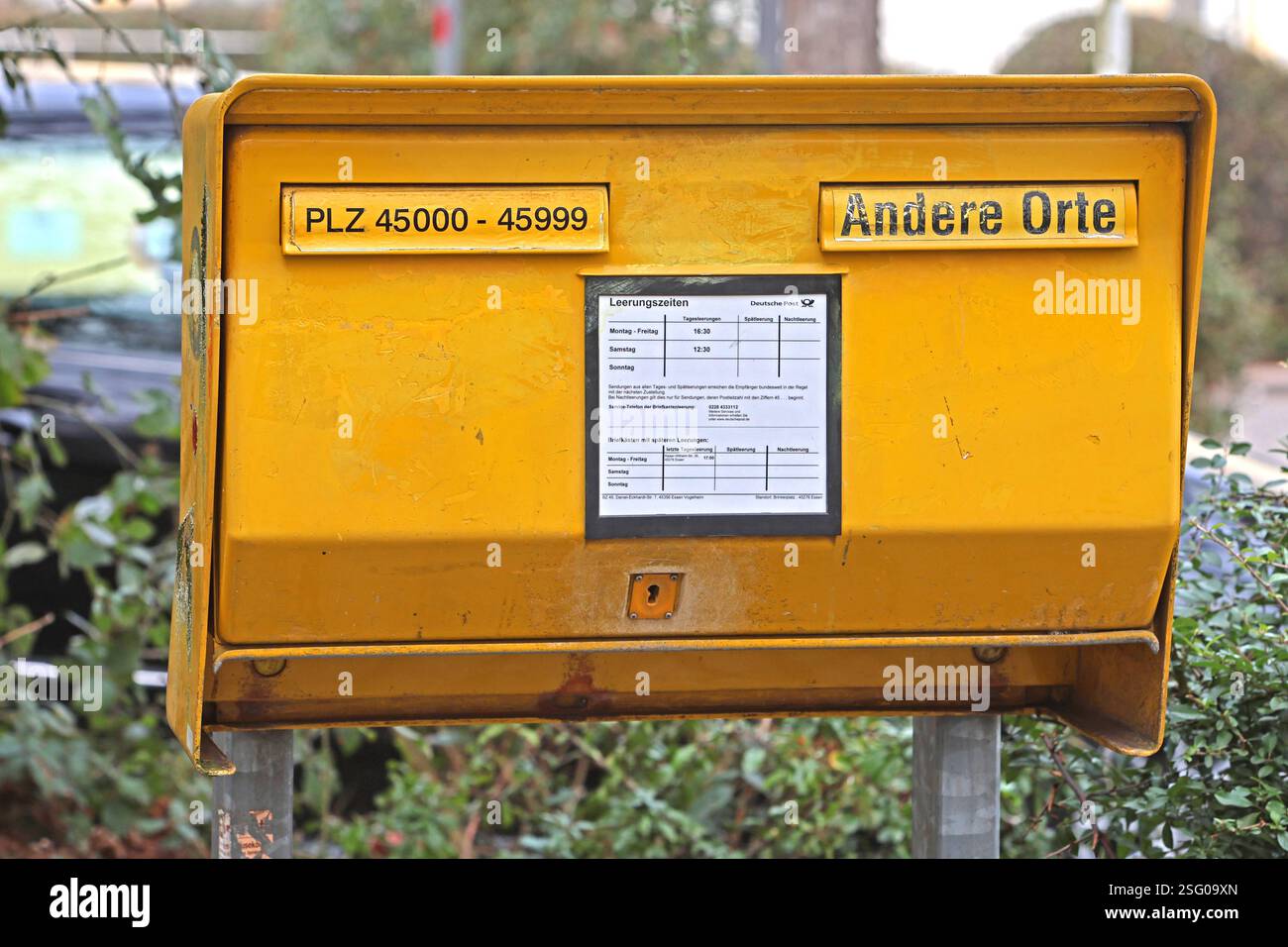 Postkästen in der Stadt und auf dem Land Ein gelber Briefkasten der ...