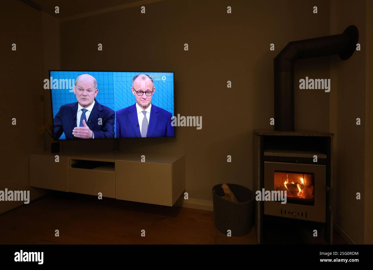 Kaufbeuren, Germany. 09th Feb, 2025. A television, on which the TV duel ...