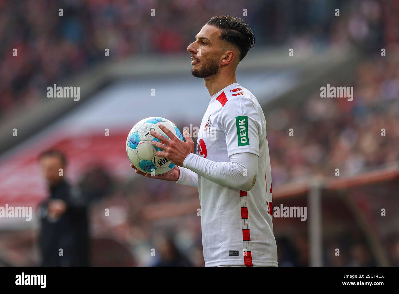 Leart Pacarada (FC Köln/FC Koeln, #17) am Ball, in Aktion, Einzelaktion ...