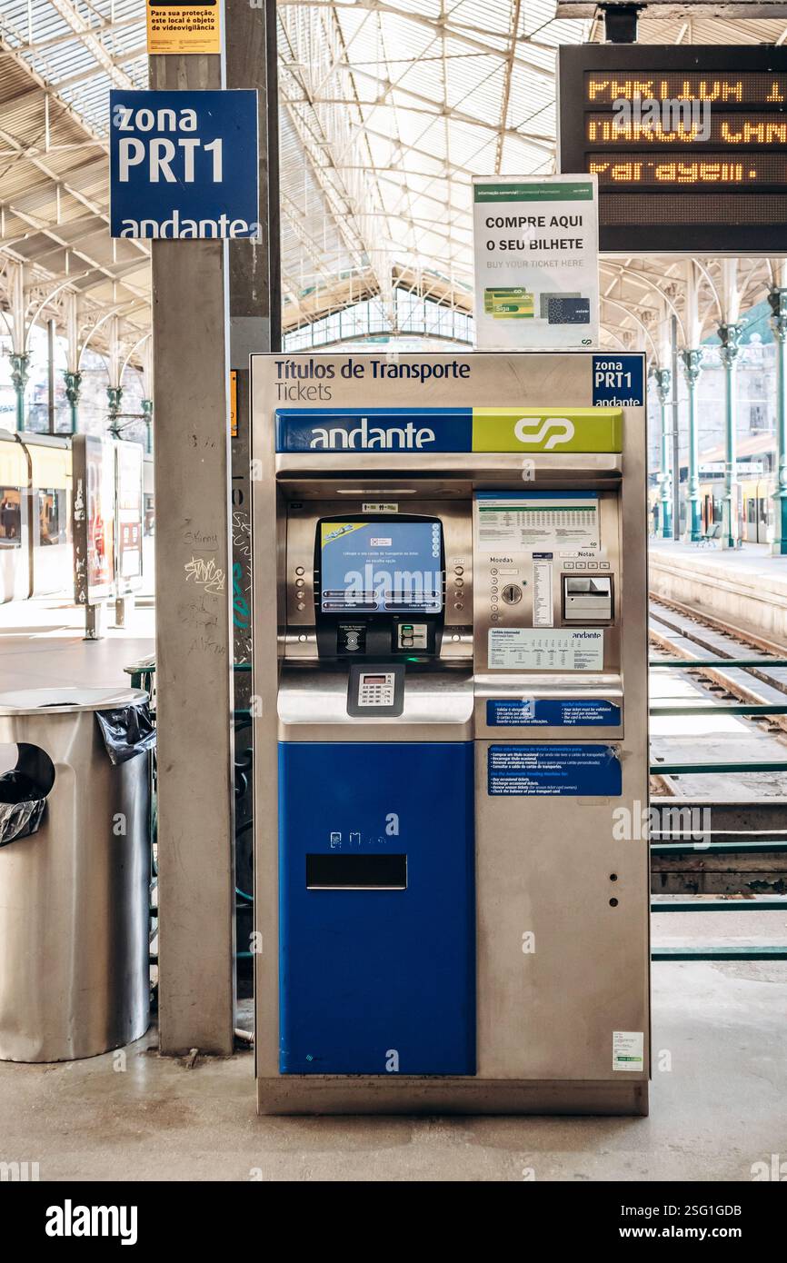 Ticket vending machine at Sao Bento railway station in Porto Stock ...