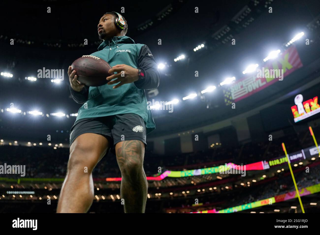 Philadelphia Eagles running back Kenneth Gainwell warms up before the ...