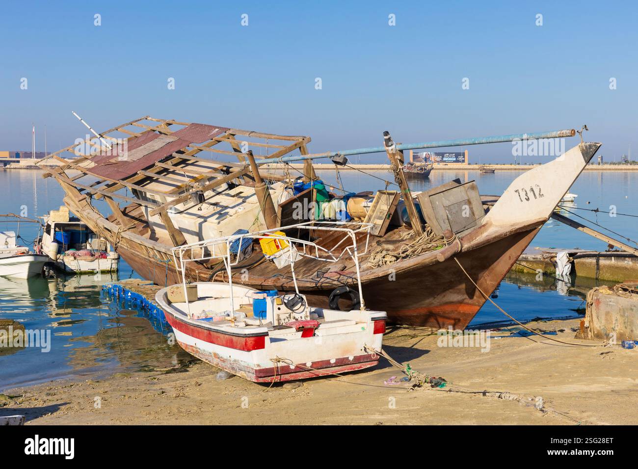 Dhow traditional sailing vessel hi-res stock photography and images - Alamy