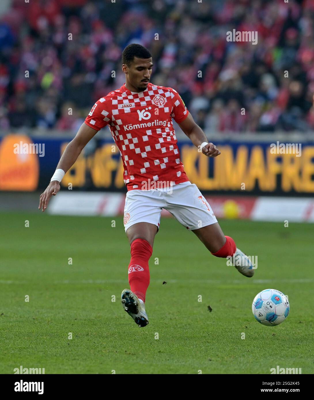 Moritz Jenz fotografiert beim Fußball Bundesliga Spiel Mainz 05 gegen ...