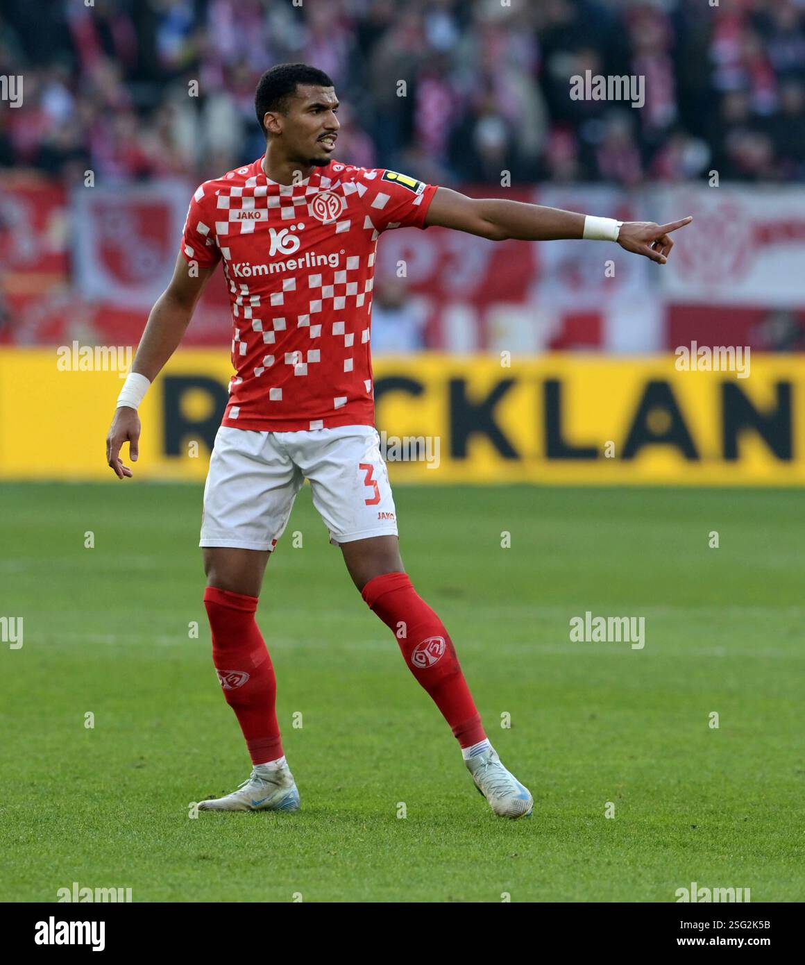 Moritz Jenz fotografiert beim Fußball Bundesliga Spiel Mainz 05 gegen ...