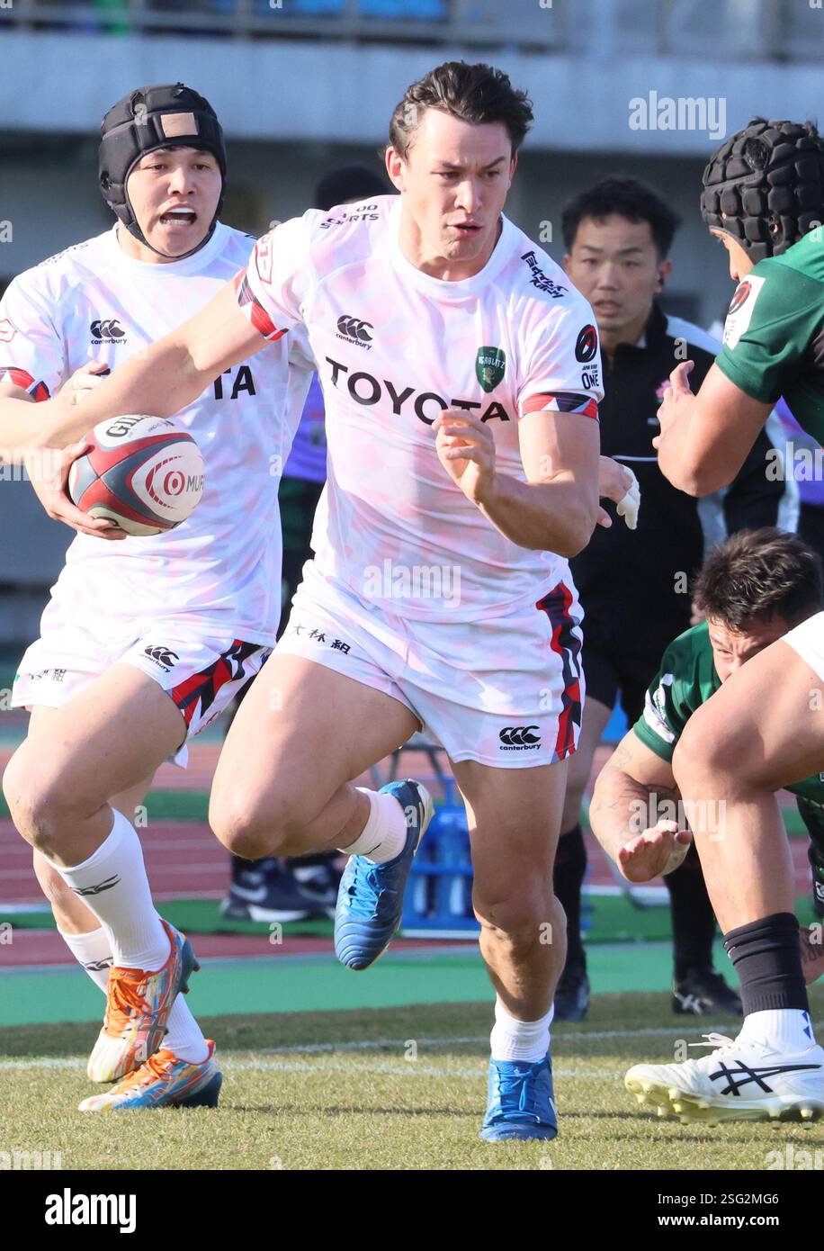 Tokyo, Japan. 9th Feb, 2025. Toyota Verblitz center Joseph Manu carries ...