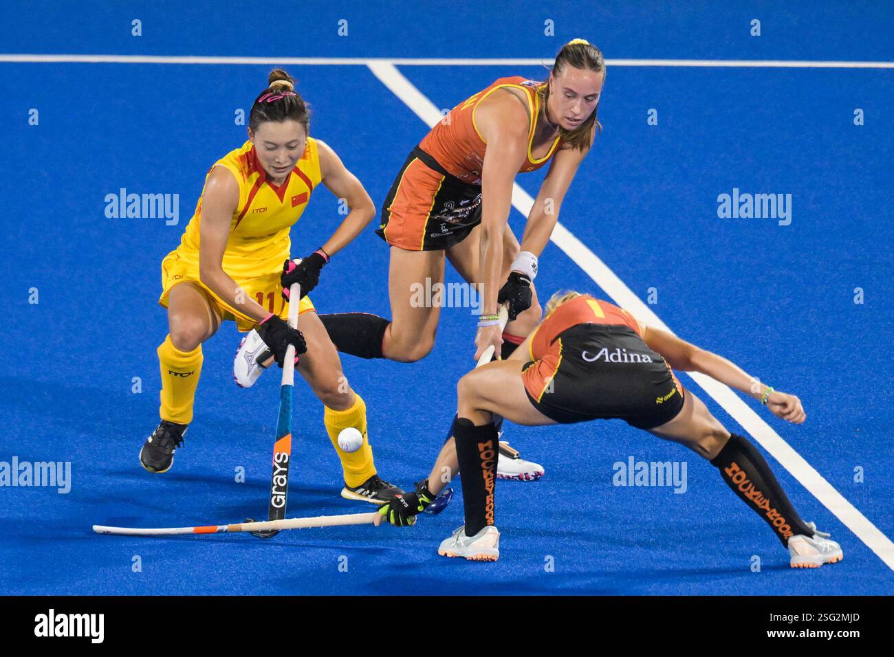 Sydney Olympic Park, Australia. 09th Feb, 2025. Dan Wen (L) of China ...