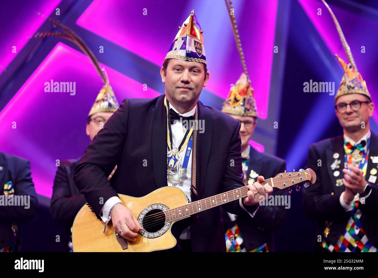 Politiker Lars Klingbeil SPD mit Gitarre nach seiner Rede im ...