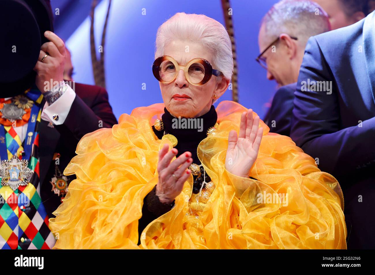 Politikerin Marie-Agnes Strack-Zimmermann FDP verkleidet als Iris Apfel ...