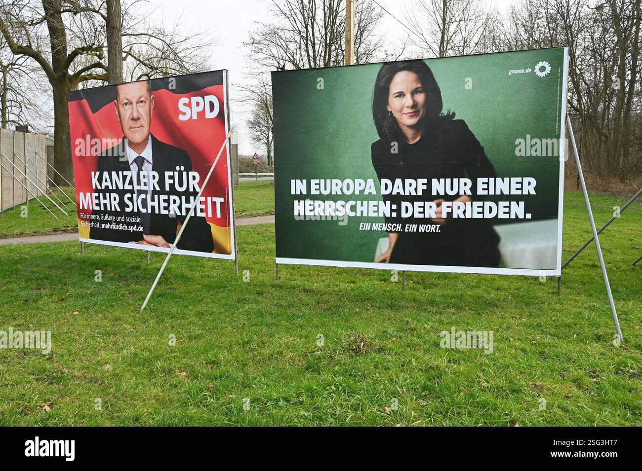 Wahlplakate von SPD und Grüne zur Bundestagswahl 2025 stehen am ...
