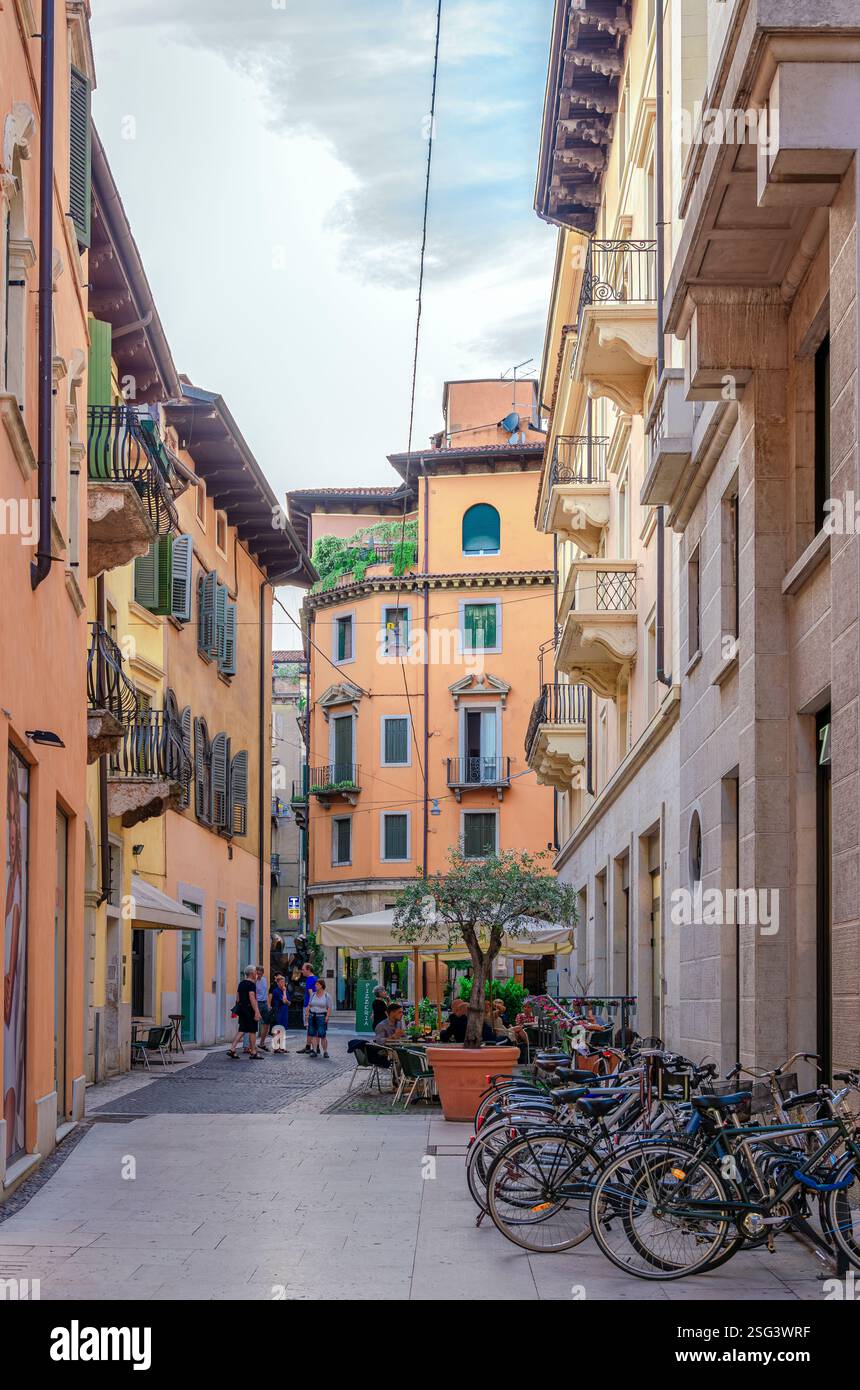 Sidewalk cafe in a narrow alley of the historic old town in Verona ...