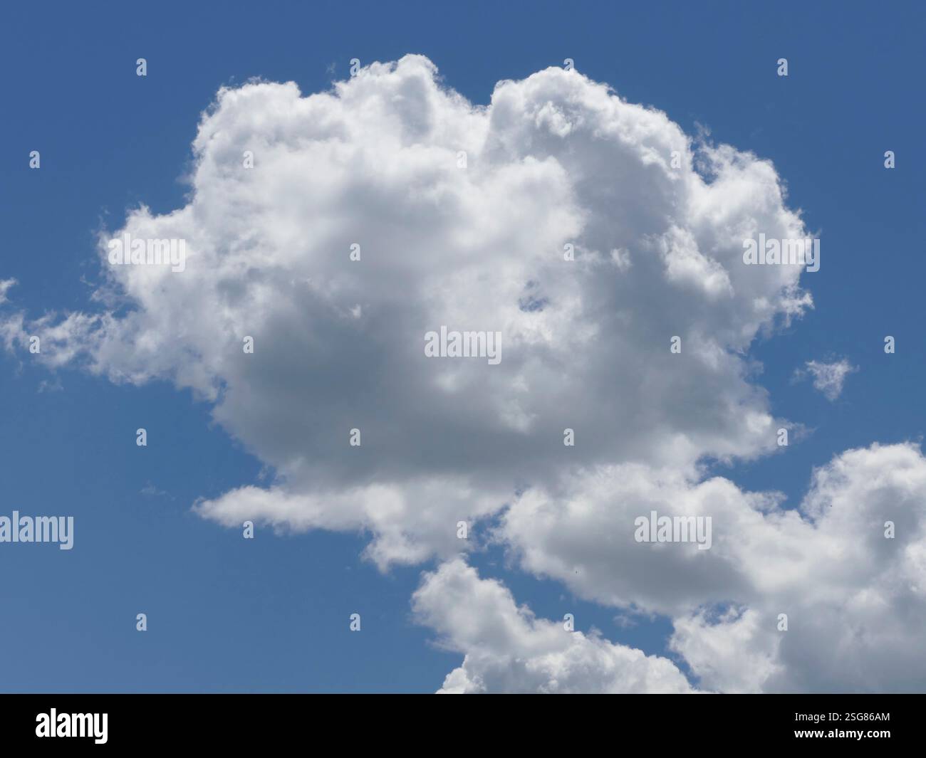 Fluffy white clouds drift lazily hi-res stock photography and images ...