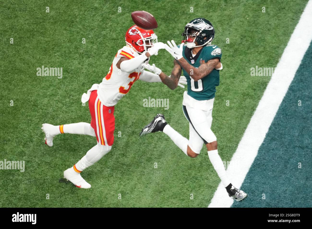 Philadelphia Eagles wide receiver DeVonta Smith (6) catches a pass for ...